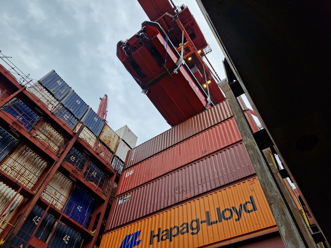 Large boat delivered to Asia - Hacklin Logistics